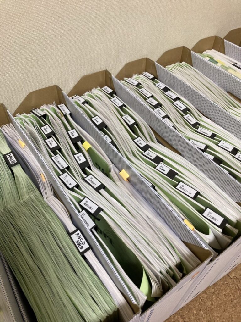 サピックスのプリント整理収納方法：B4ボックスへ「投げ入れ」がおすすめ(sapixテキスト） | エイコブログ